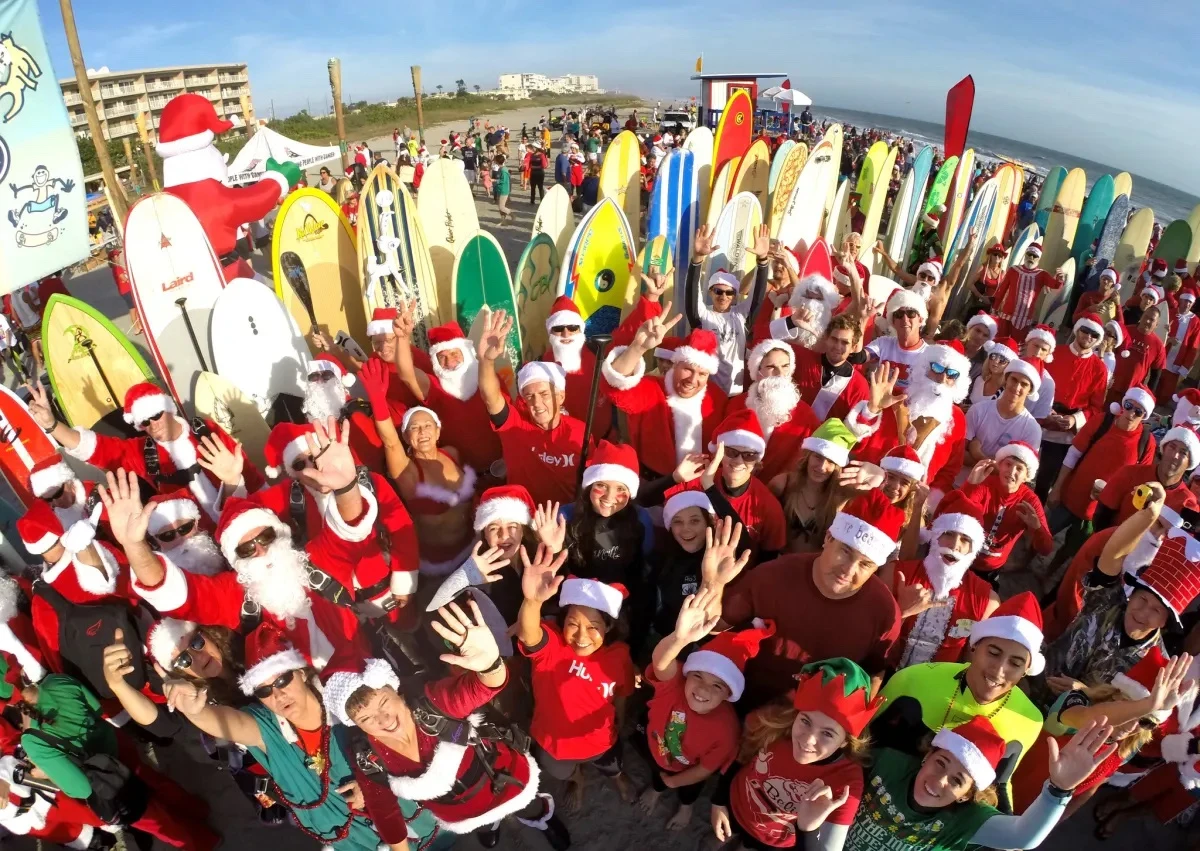 Várias centenas de "Pais Natal" celebraram o Surfing Santa Day em Cocoa ...