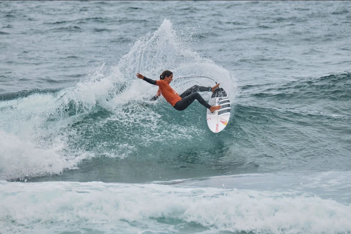 Surfistas de elite Portugueses competem por uma vitória nos Açores