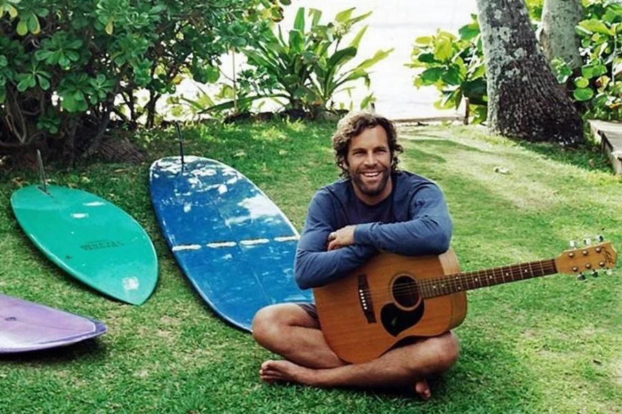 5 MÚSICOS DE SURF QUE DEVES OUVIR