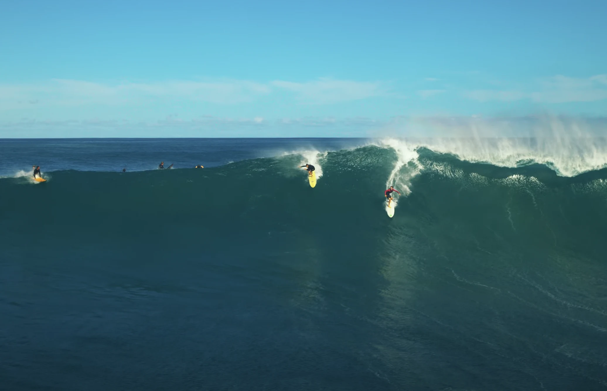 O visual das ondas e do surf na bela Baía de Waimea Bay no Hawaii