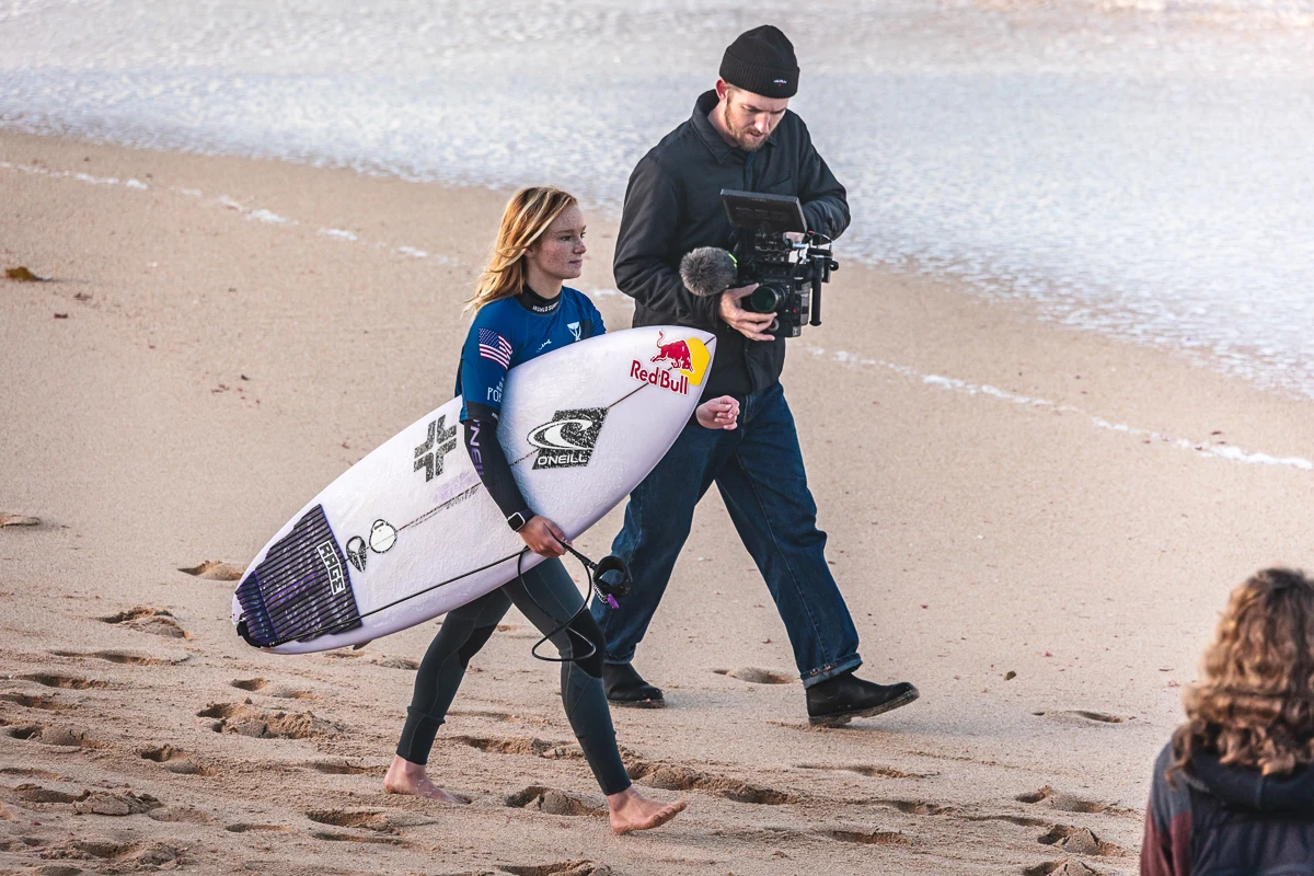 Quem é Caitlin Simmers, a “miúda” que acaba de vencer o Meo Rip Curl Pro
