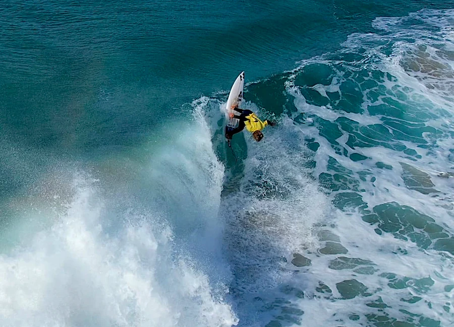 Um novo fenómeno do surf Português de nome Francisco Santos