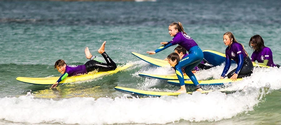 A importância das escolas de surf