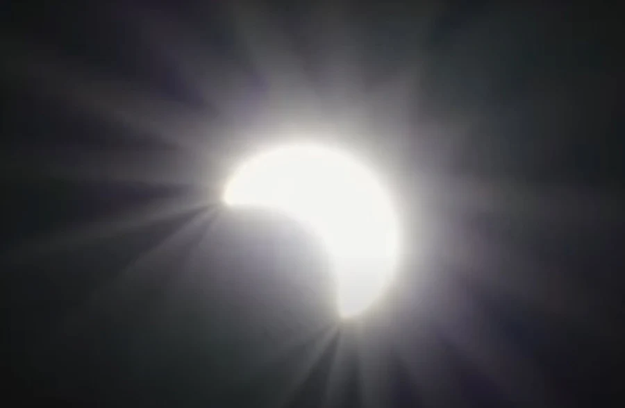 Uma sessão de surf selvagem na Austrália durante um eclipse Solar