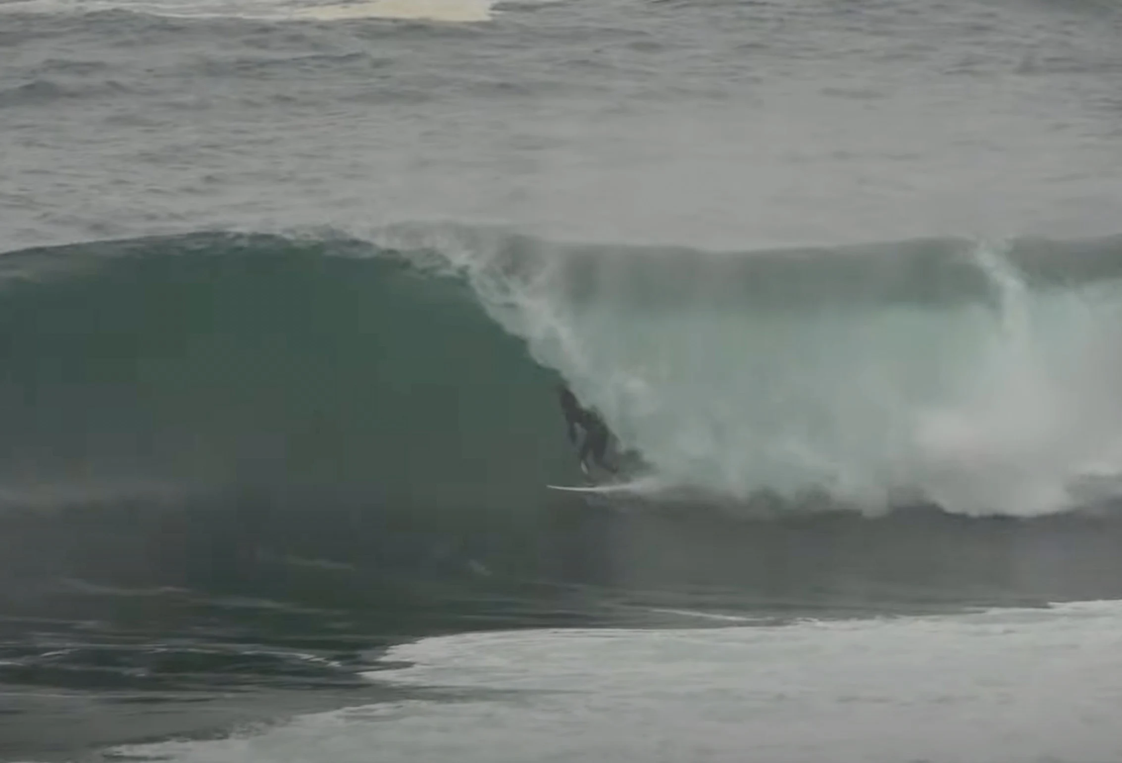 Um paddle out e um surf muito arriscado num slab Escocês