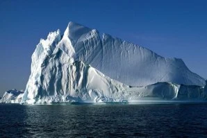 Turistas testemunham o momento impressionante em que um iceberg ...