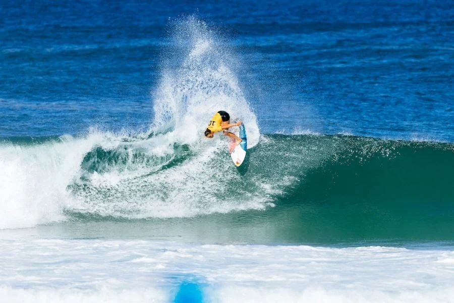 VIVO Rio Pro está on! Categoria feminina na água, Kelly Slater não ...