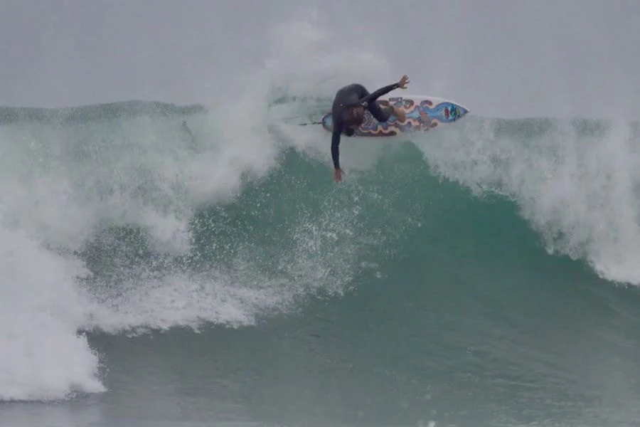 Mason Ho e Mick Fanning encontram-se na famosa onda de Lower Trestles