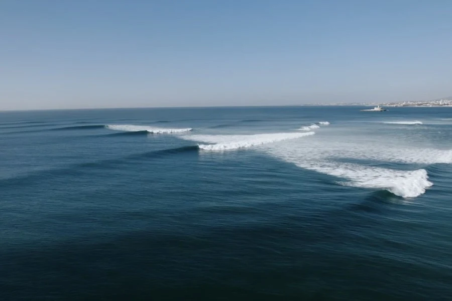 As longas direitas da Foz do Rio Tejo - Surf na Cidade de Lisboa