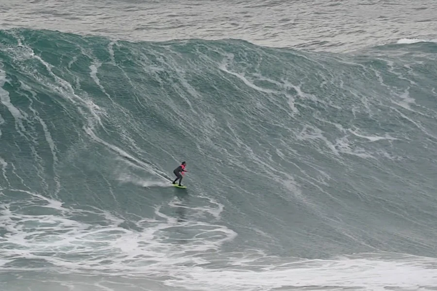 Brasileira de 13 anos desafia ondas XL na Nazaré e impressiona o mundo ...