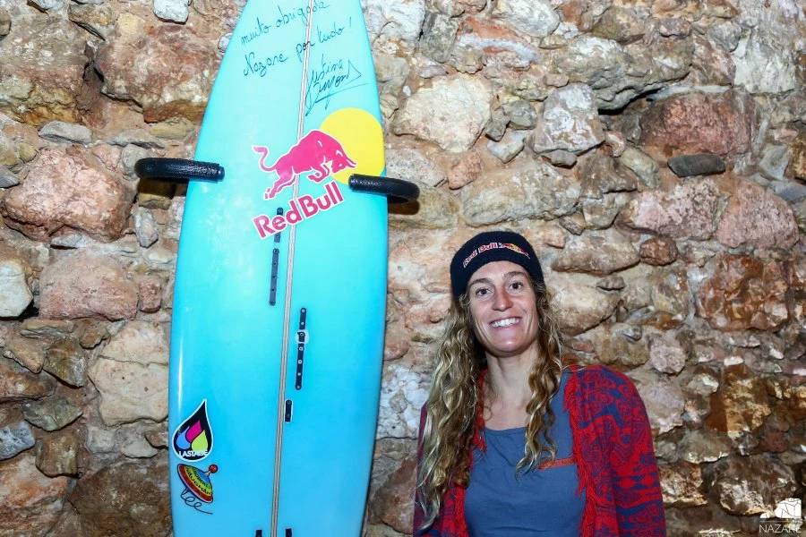 Vice campeã mundial de ondas grandes representada na Surfer Wall da Nazaré