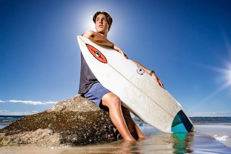 Jovem surfista australiano recebe medalha por demonstração de coragem ...