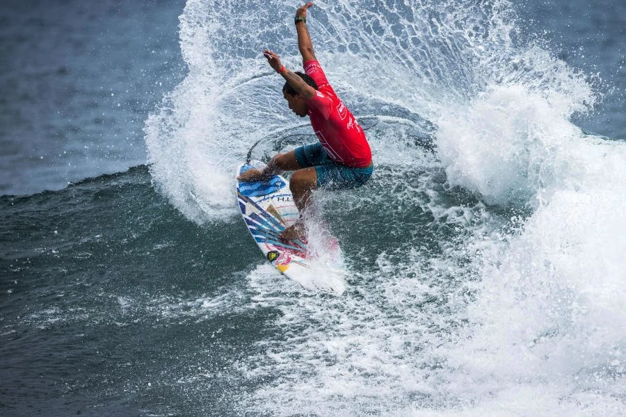 PRESSÃO AUMENTA NA MARTINICA COM PORTUGUESES EM ALTA