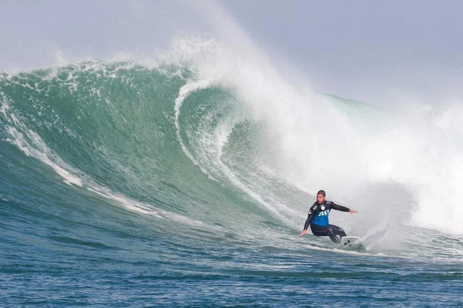Maiores lendas mundiais de surf competem nos Açores pela primeira vez