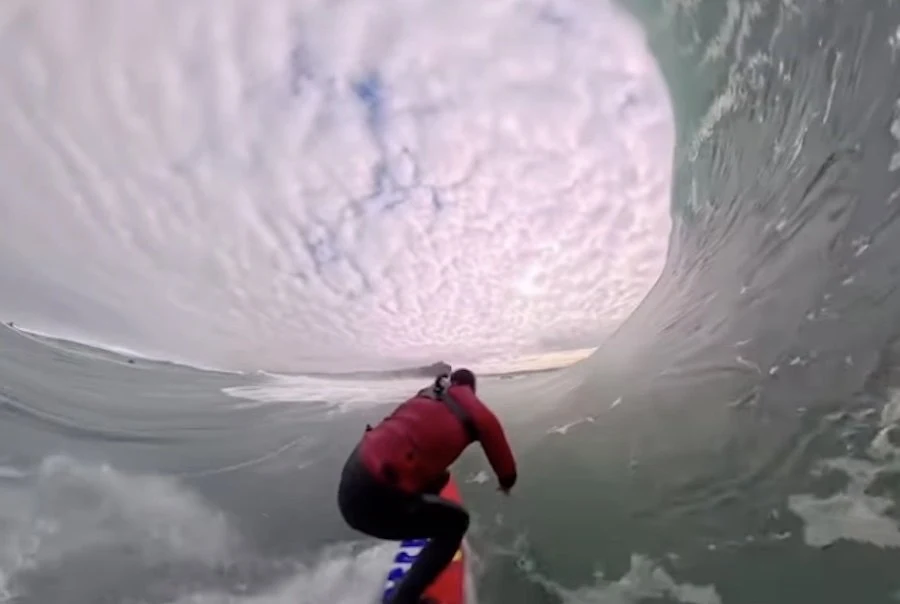 O impressionante video que mostra um surfista dentro de um Tubo Gigante ...