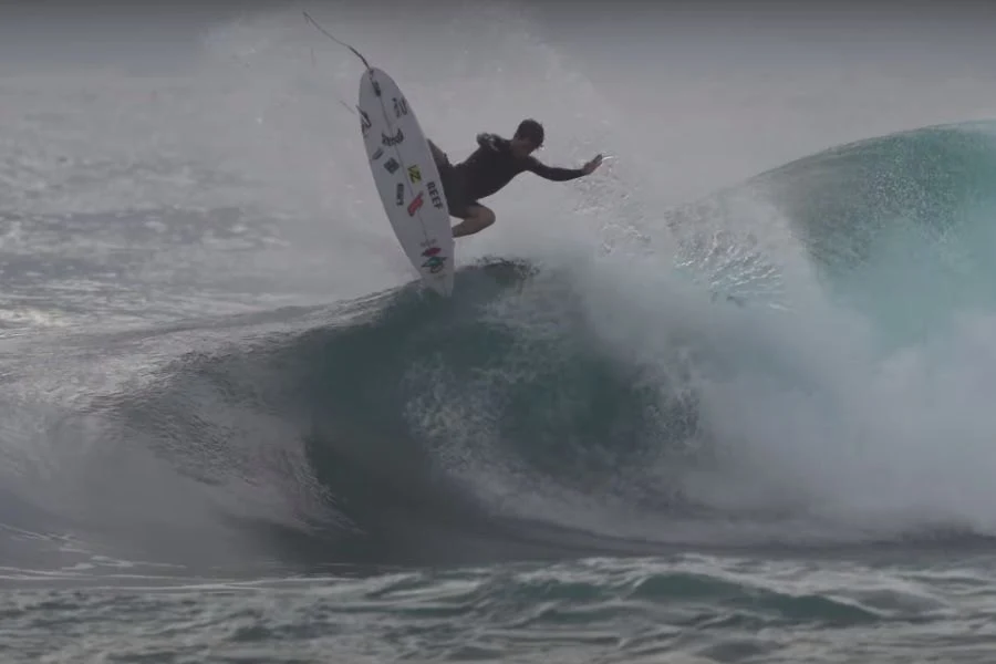 Mason Ho e Seth Moniz divertem-se numa onda única no Havai