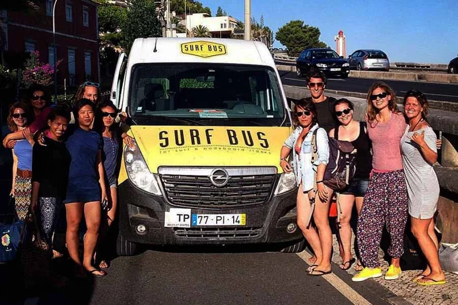 SURF BUS ASSEGURA TRANSPORTE PROFISSIONAL PARA AMANTES DE ONDAS