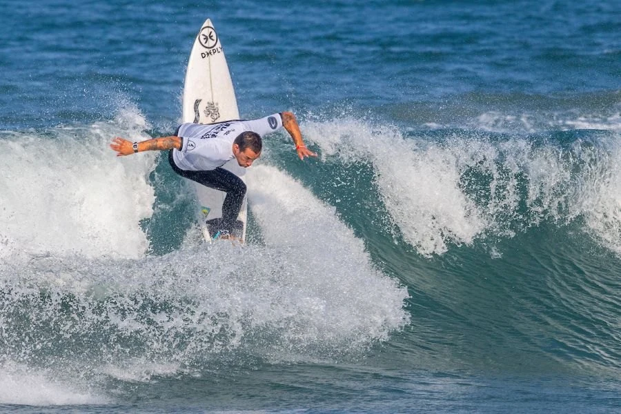 Vasco Ribeiro avança uma ronda no Ballito Pro 2022